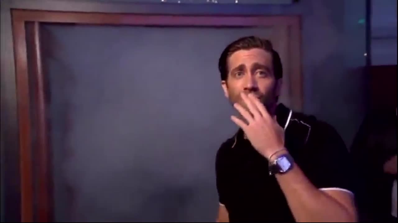 Jake Gyllenhaal - Blowing goodbye kiss | Download HD video clip on | Vlipsy