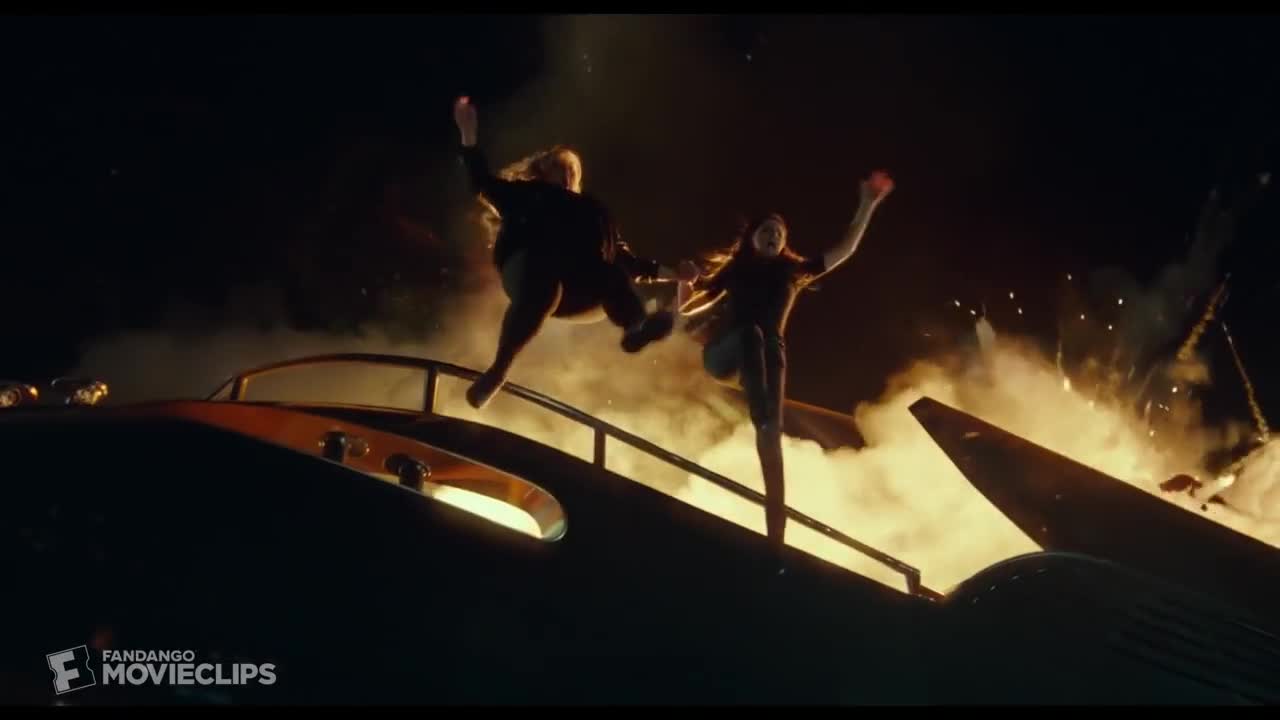 Pitch Perfect 3: Fat Amy and Beca jump from the boat - Find clips on VLIPSY