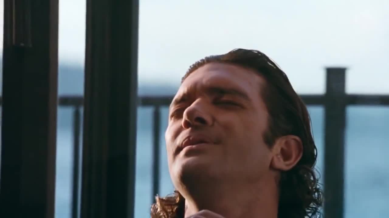 Antonio Banderas - Laptop Reaction | Download HD video clip on | Vlipsy