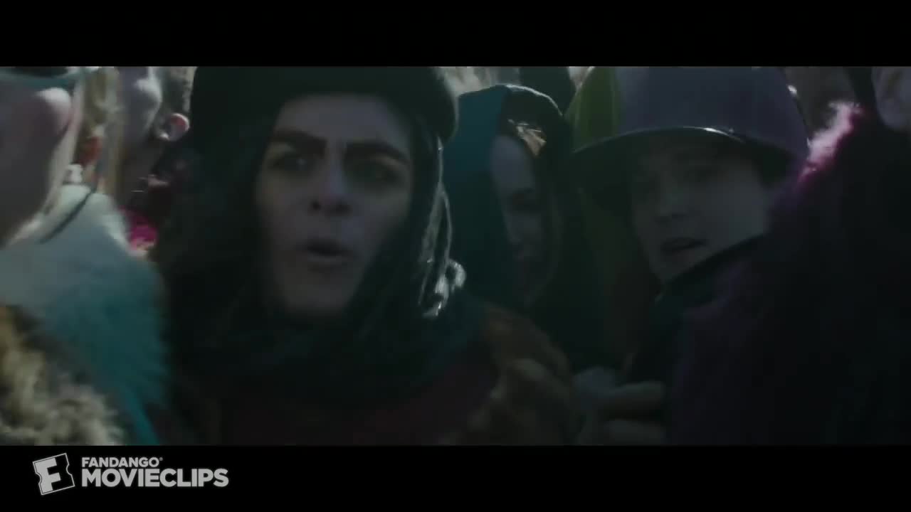 The Hunger Games: Mockingjay Part 2 - Katniss fighting though the crowd ...