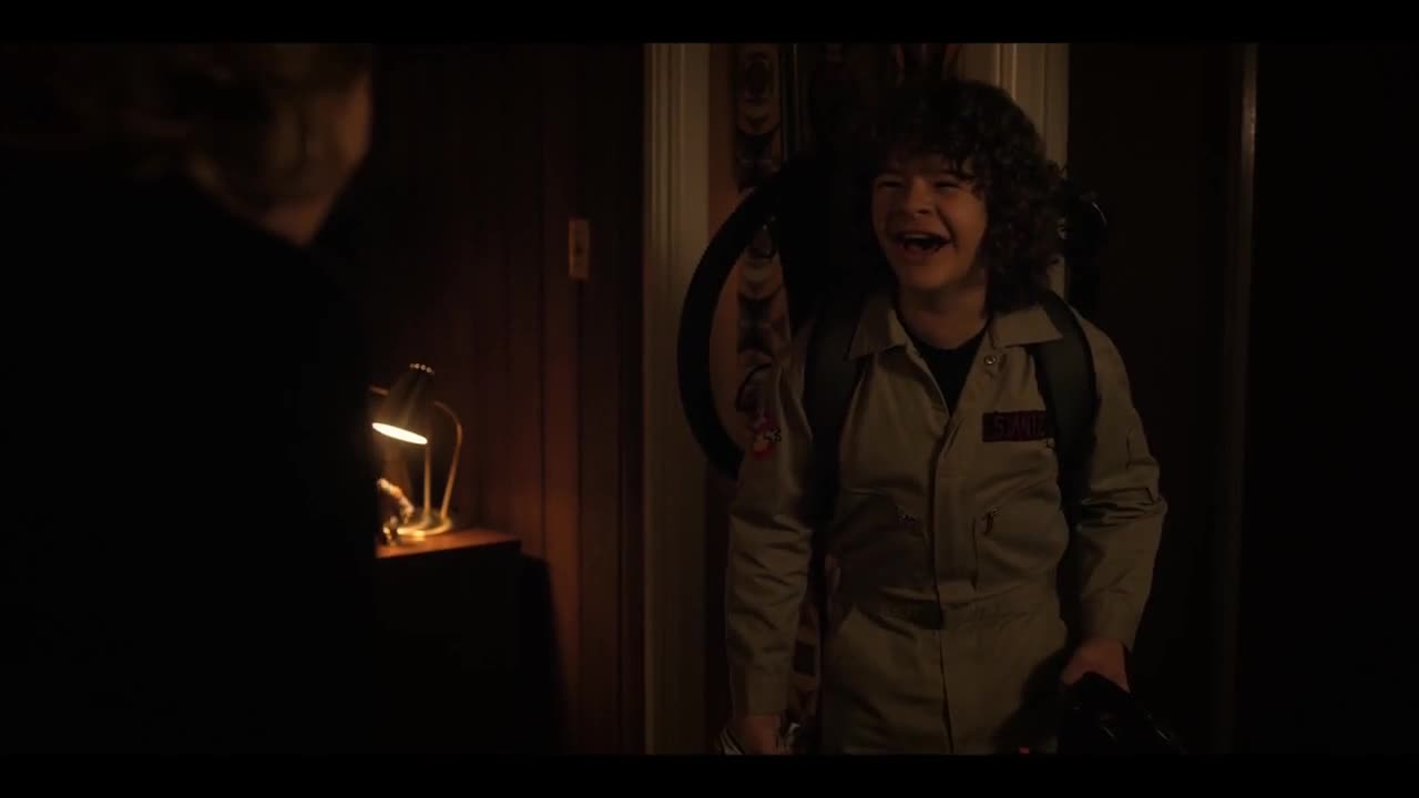 Stranger Things - Dustin laughing with his mom | Download HD video clip ...